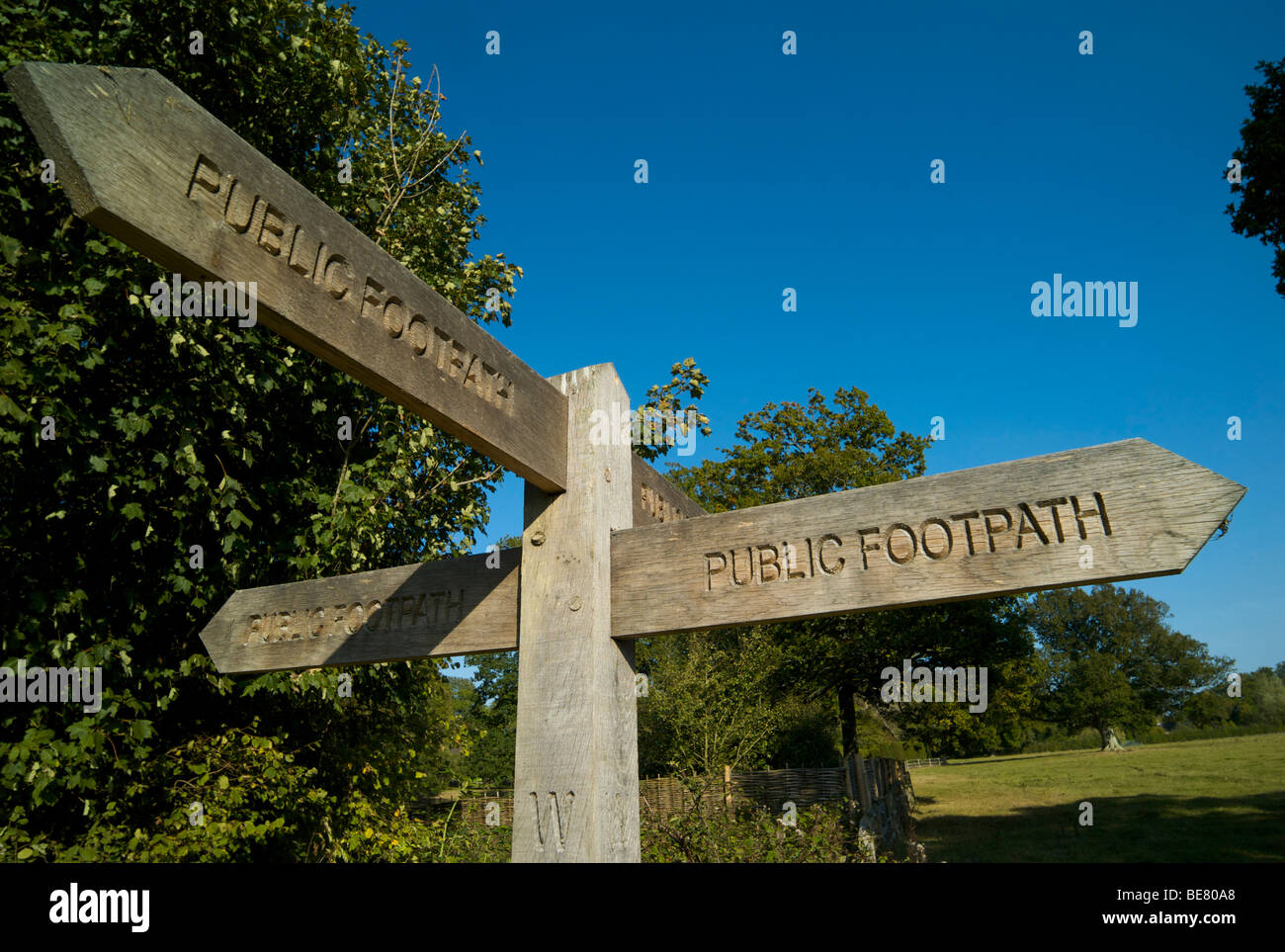 Sign in the english countryside hi-res stock photography and images - Alamy