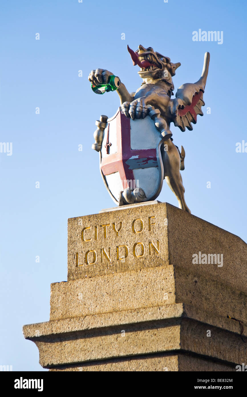 City of london dragon statue hi-res stock photography and images - Alamy