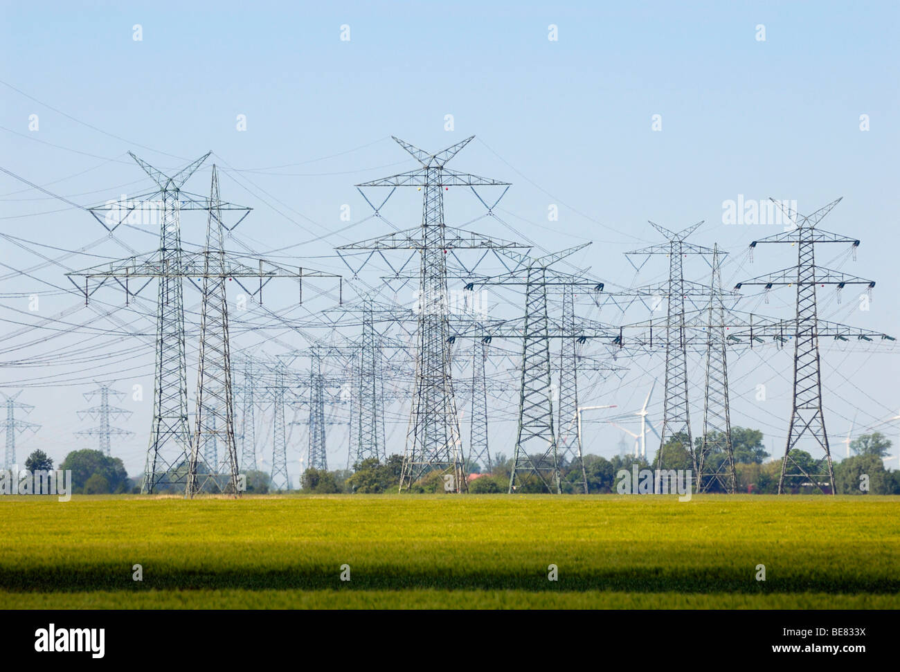 Overhead line hi-res stock photography and images - Alamy