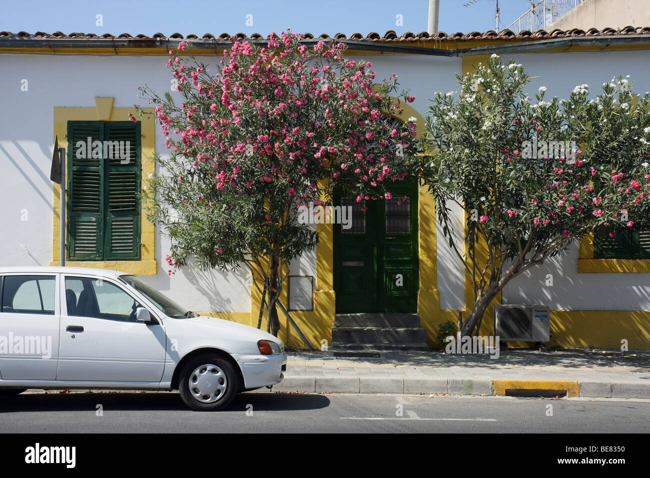 Car parked outside house hi-res stock photography and images - Alamy