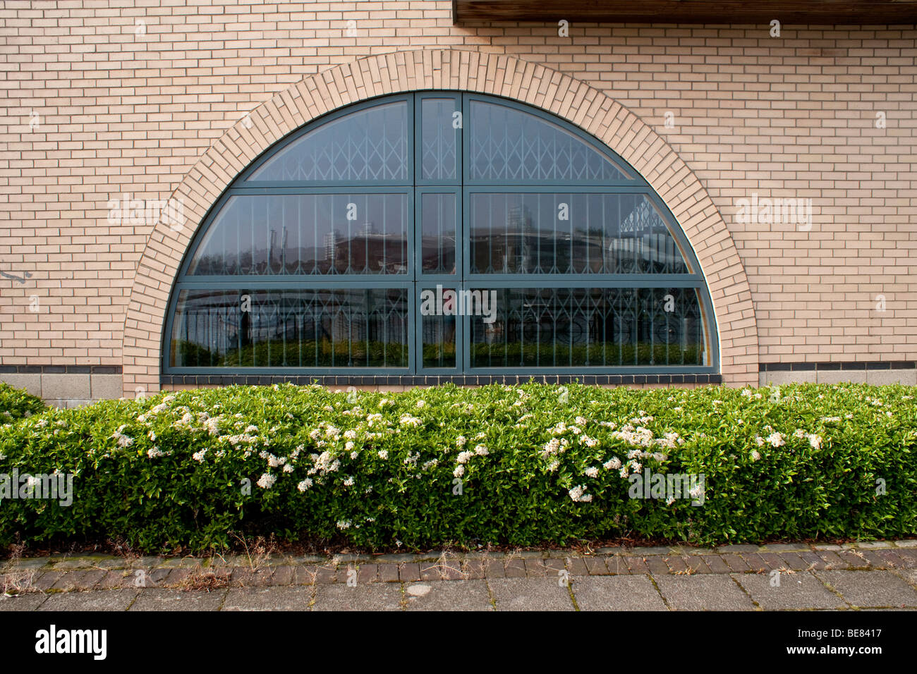 Curved modern office window Stock Photo - Alamy
