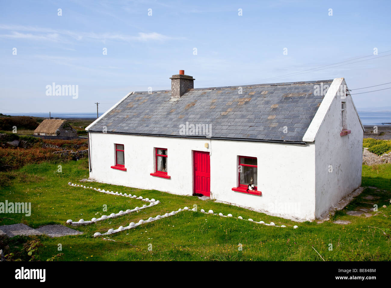 Traditional irish cottage hi-res stock photography and images - Alamy