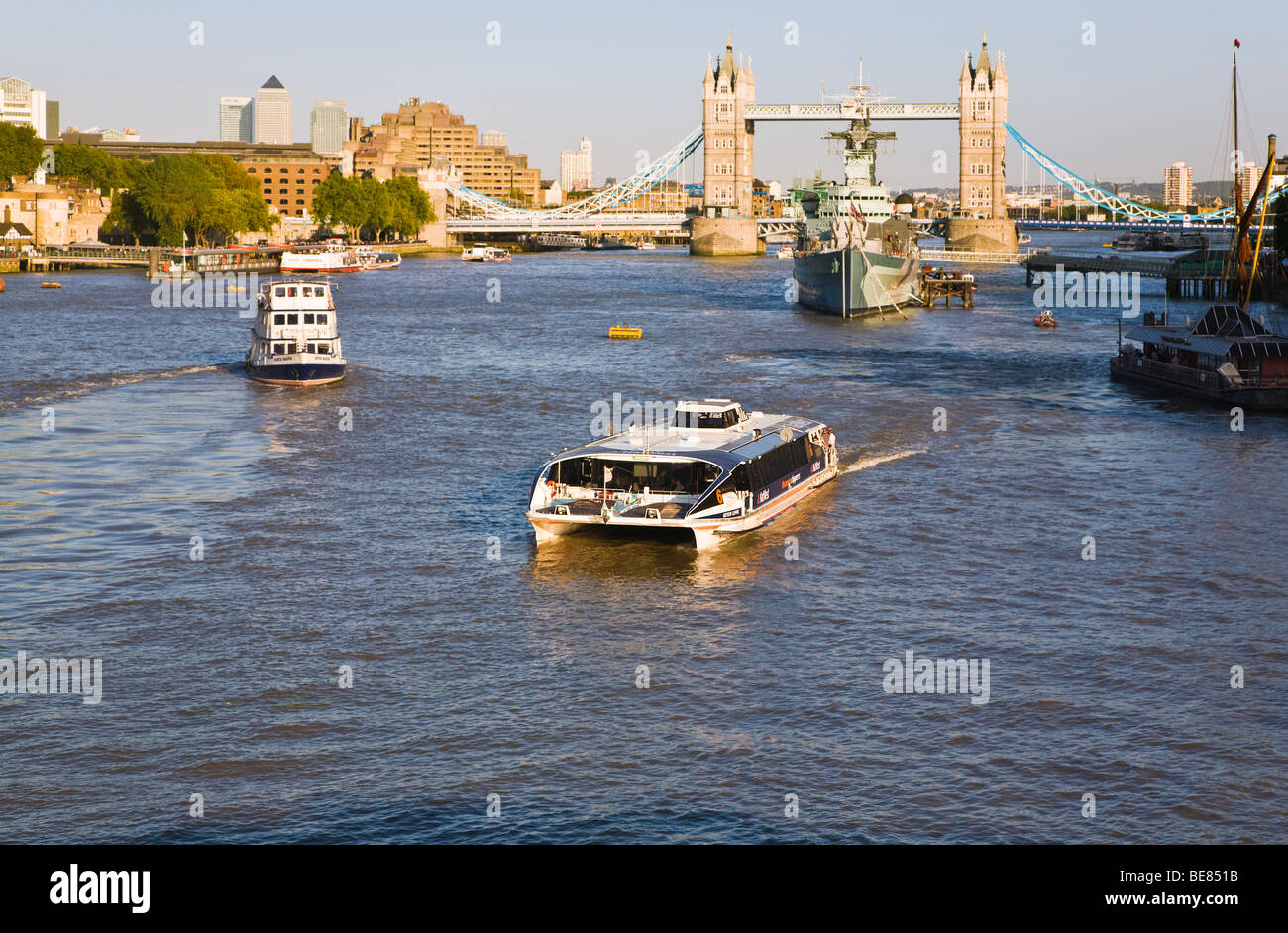 Boats river thames hi-res stock photography and images - Alamy