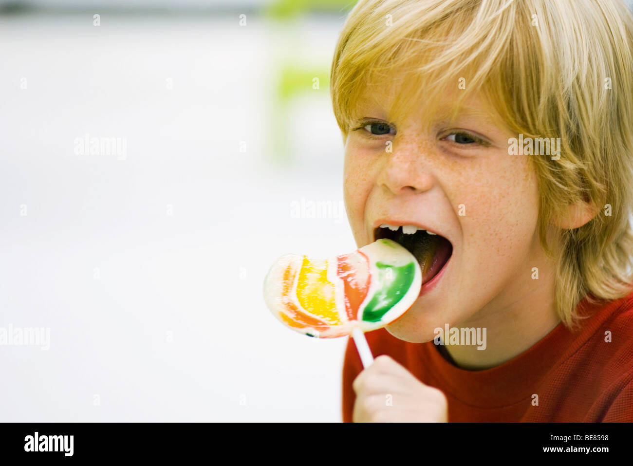 Boy eating lollipop Stock Photo - Alamy