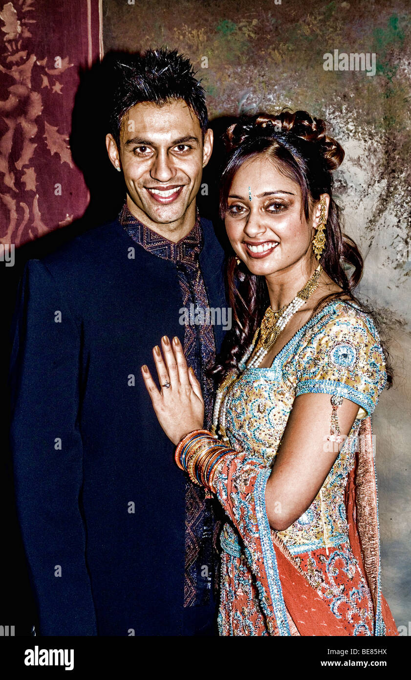 Beautiful couple from India having wedding in traditional Indian ...