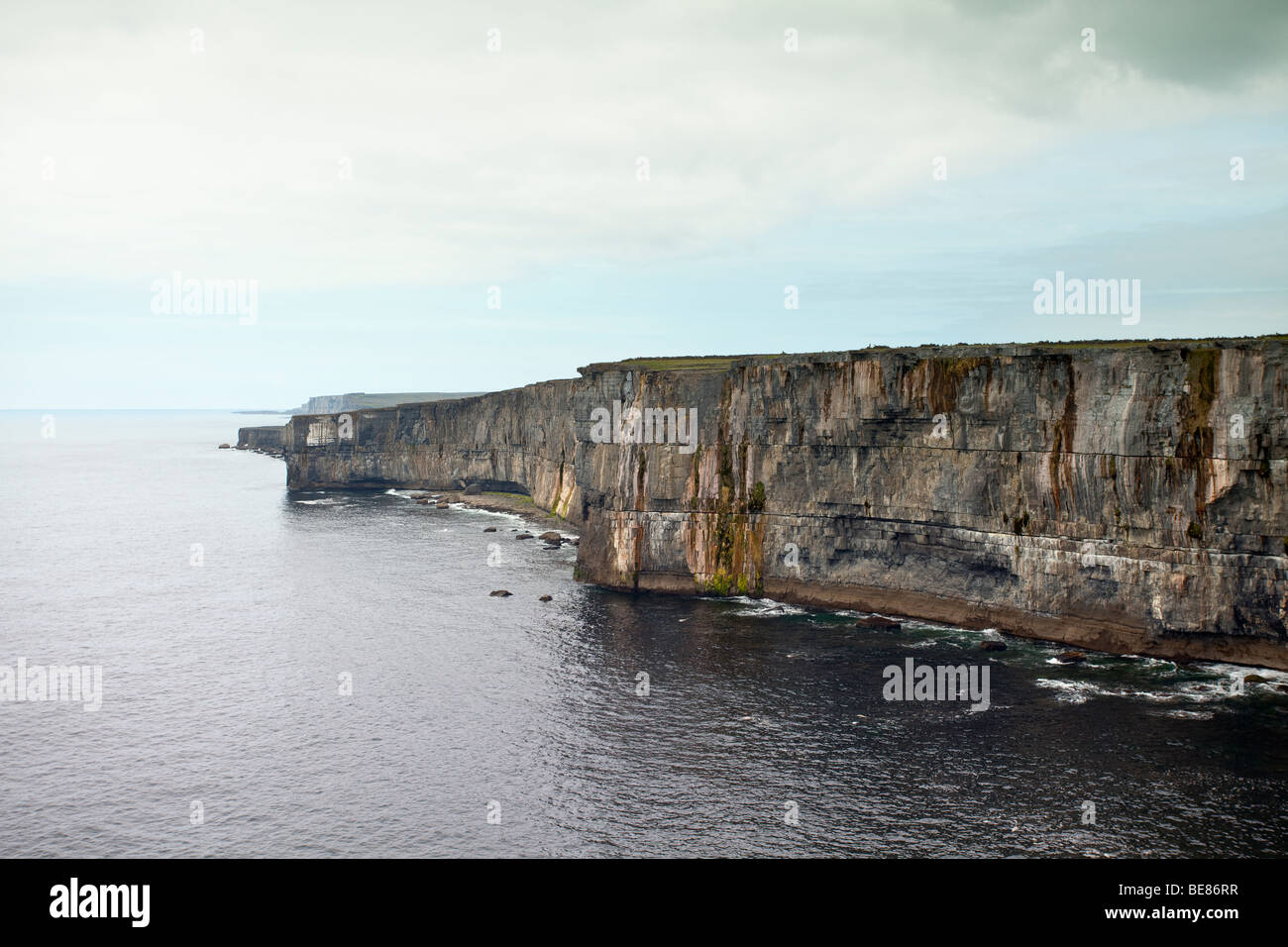 The sea cliffs of Inishmor and the Atlantic Ocean Stock Photo - Alamy