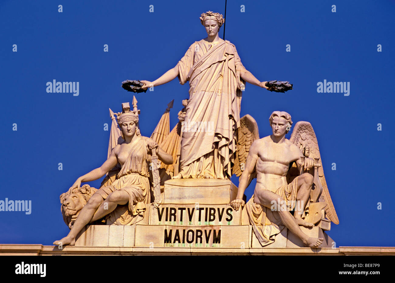Victory statue hi-res stock photography and images - Alamy