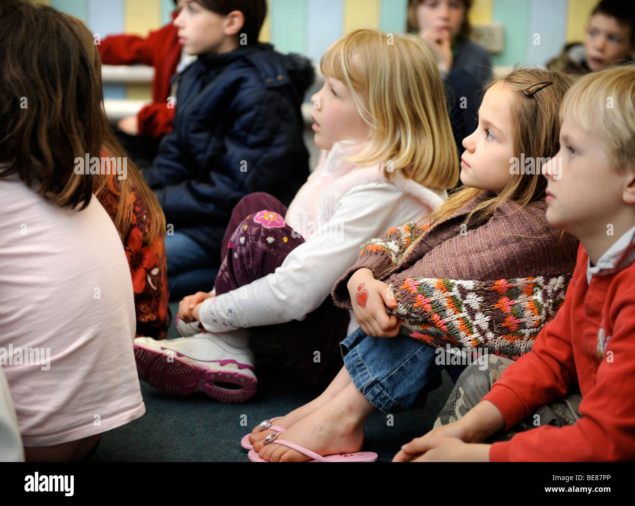 Childrens pe class britain hi-res stock photography and images - Alamy