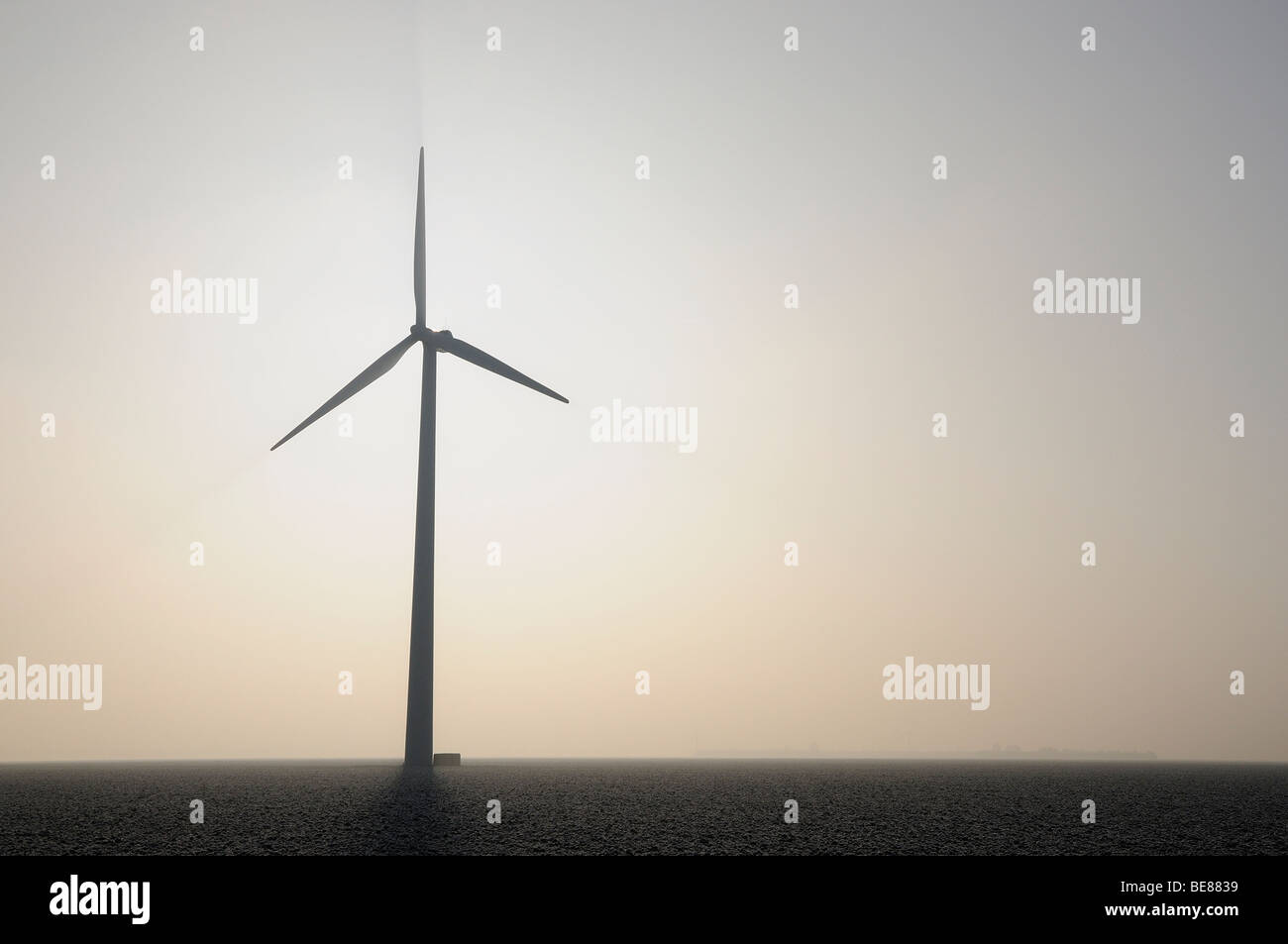 Windmolen in de Flevopolder; Windmill in Flevopolder Stock Photo - Alamy