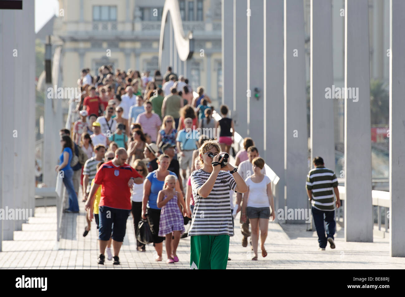 Tourists overcrowding bridge along Rambla del Mar. Barcelona. Spain ...