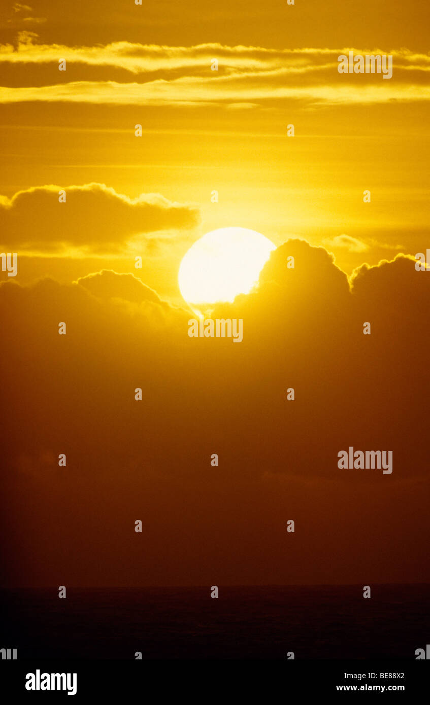 WEATHER Climate Yellow Sunset behind clouds Stock Photo - Alamy