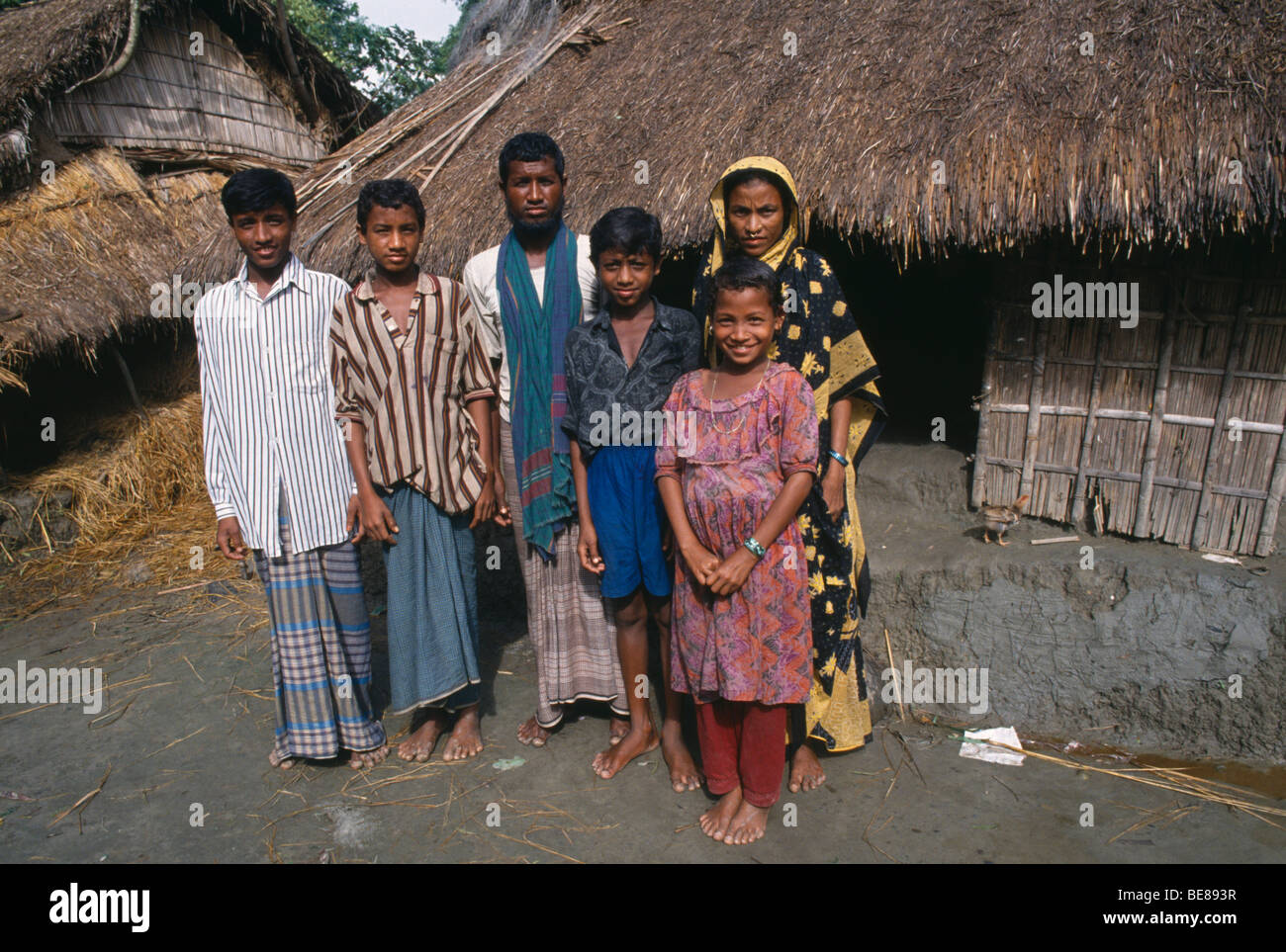 Bangladesh bangladeshi hut hi-res stock photography and images - Alamy