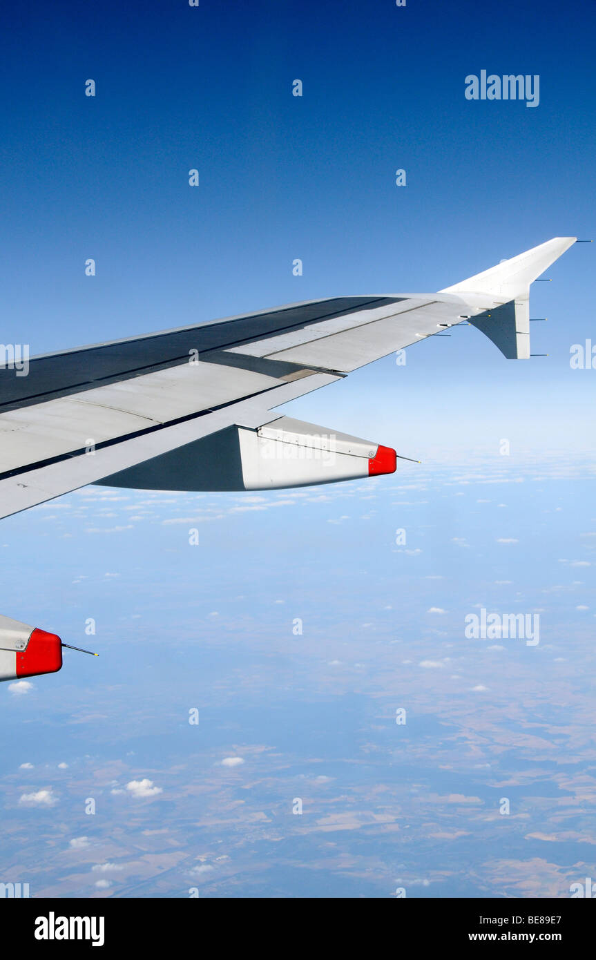 Aircraft crossing hi-res stock photography and images - Alamy