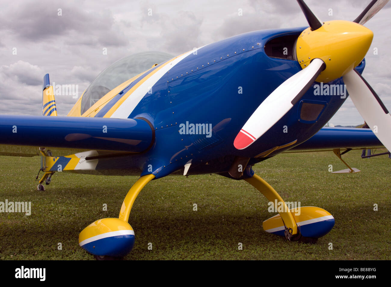 Acrobatic airplane hi-res stock photography and images - Alamy