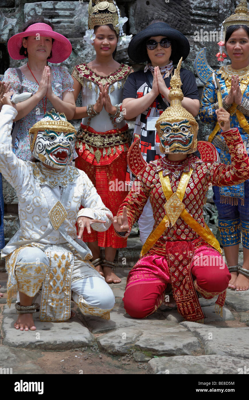 Angkor Wat dancer. Japanese Tourists posing with the local dance troupe ...