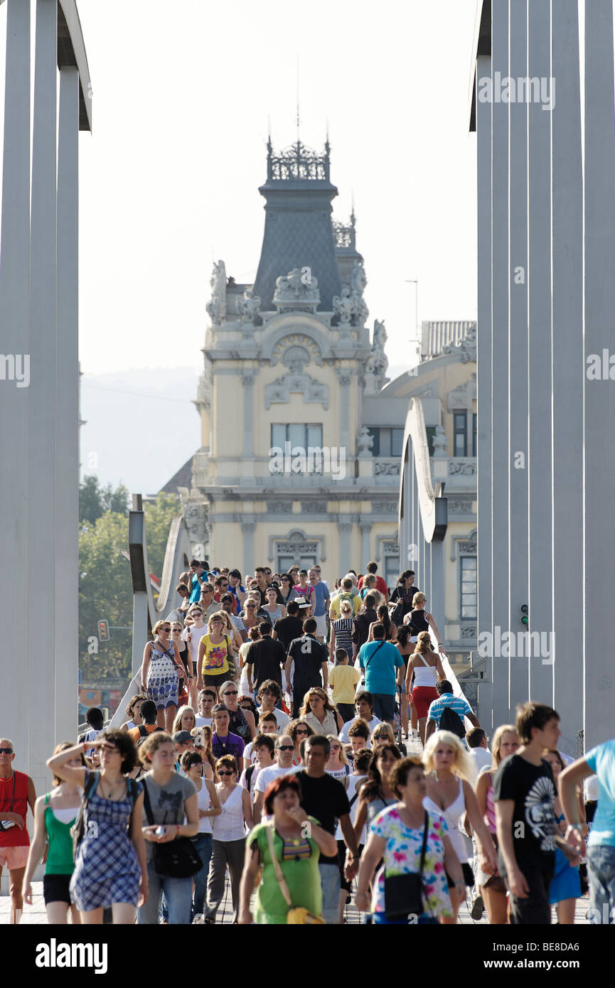 Tourists overcrowding bridge along Rambla del Mar. Barcelona. Spain ...