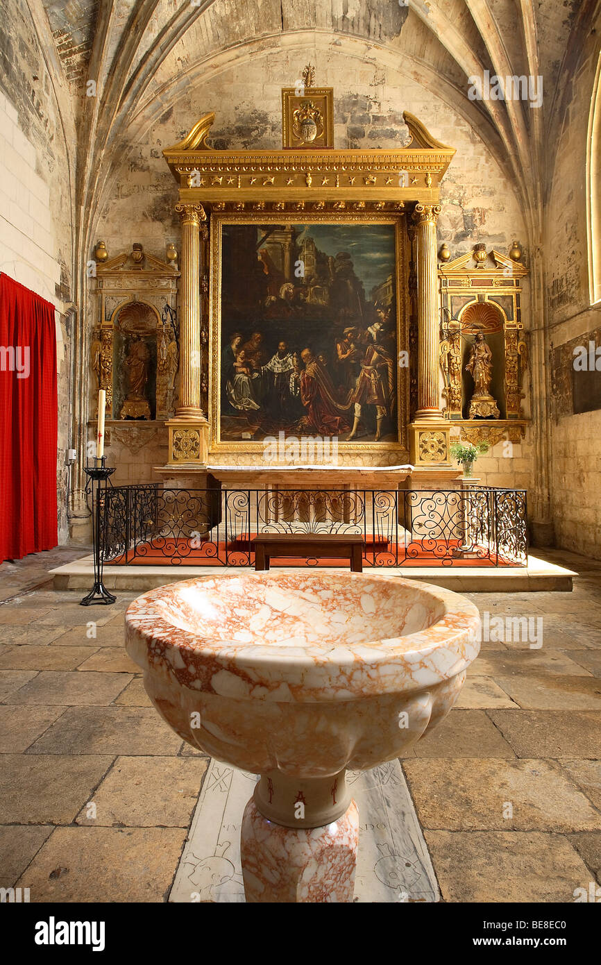Eglise saint trophime hi-res stock photography and images - Alamy