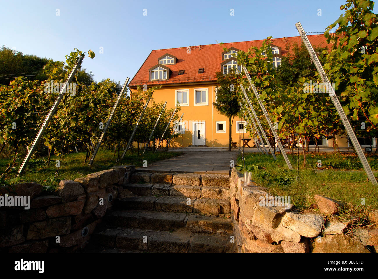 Steps between buildings hi-res stock photography and images - Alamy