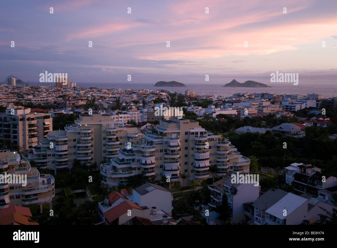 Rich neighborhood hi-res stock photography and images - Alamy