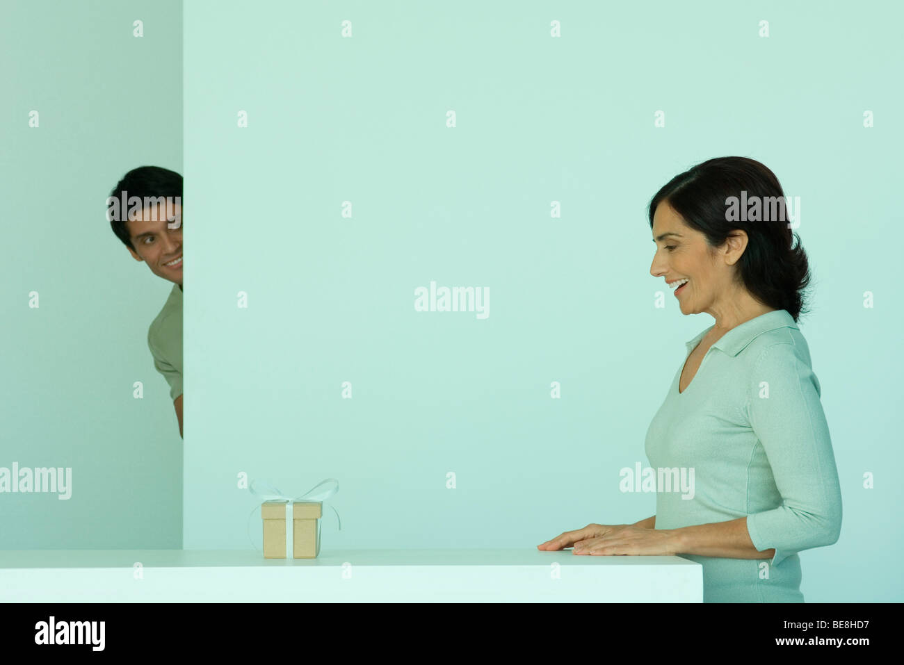 Man peeking around corner hi-res stock photography and images - Alamy
