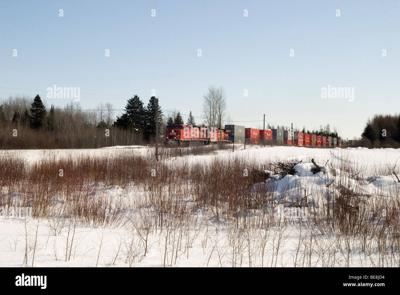 Een trein rijd door het landschap,A train running through the landscape ...