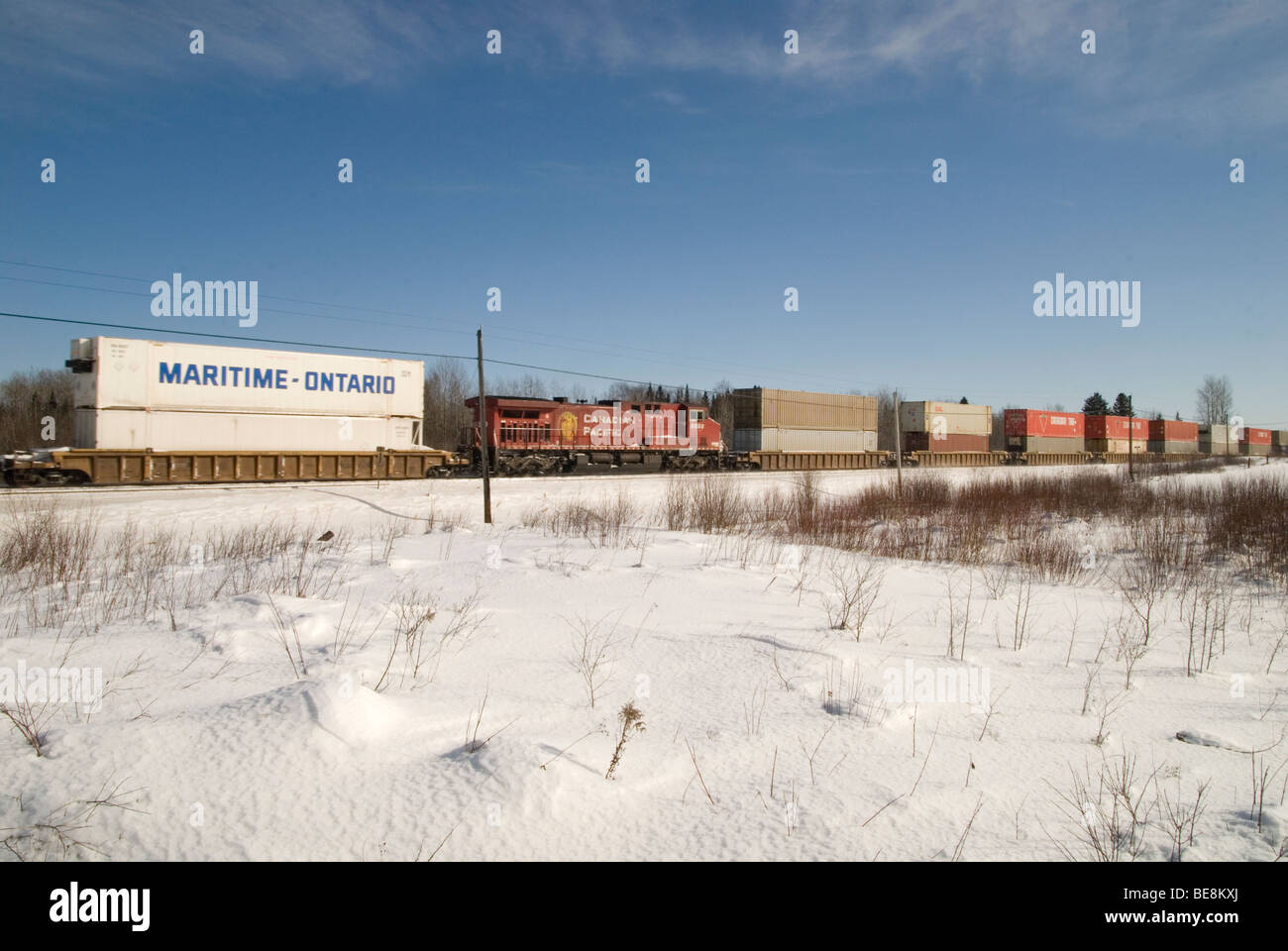 Een trein rijd door het landschap,A train running through the landscape ...