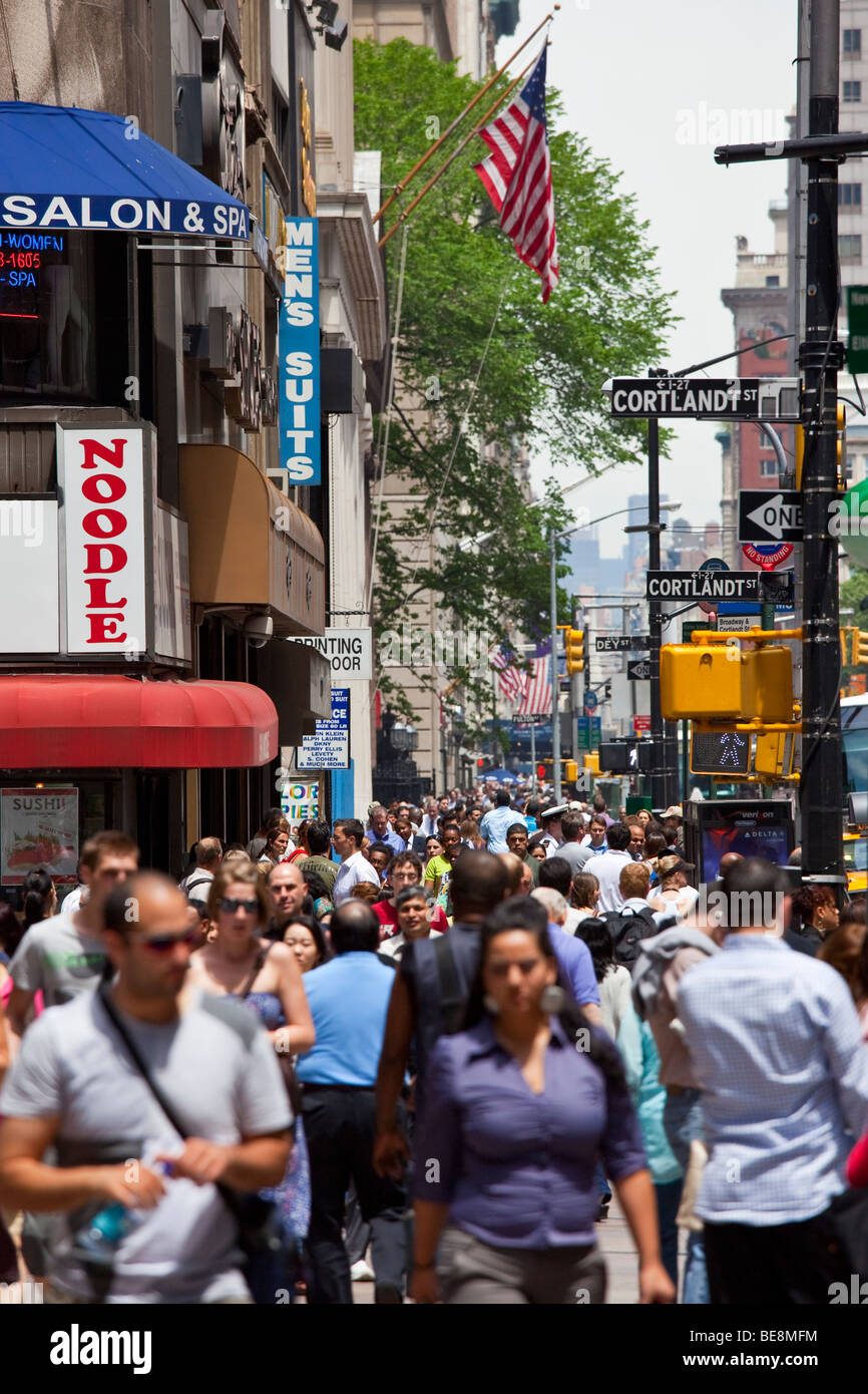 Busy sidewalk in downtown Manhattan in New York City Stock Photo - Alamy