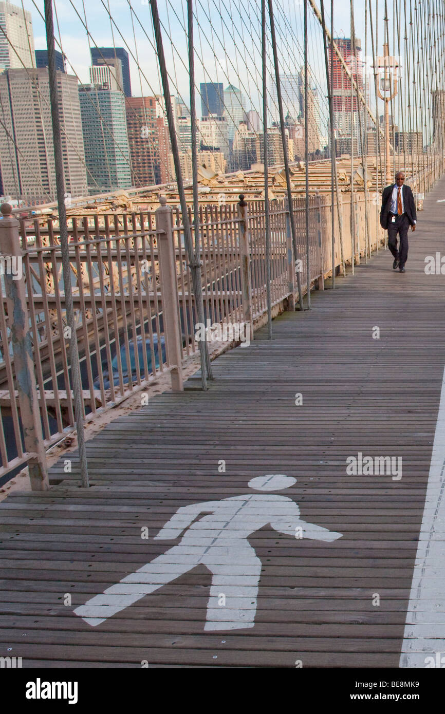 Walking Lane on the Brooklyn Bridge in New York City Stock Photo - Alamy