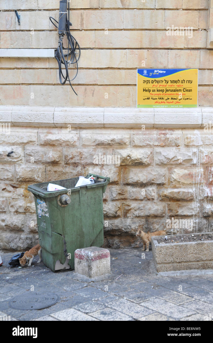 Garbage piling up hi-res stock photography and images - Alamy