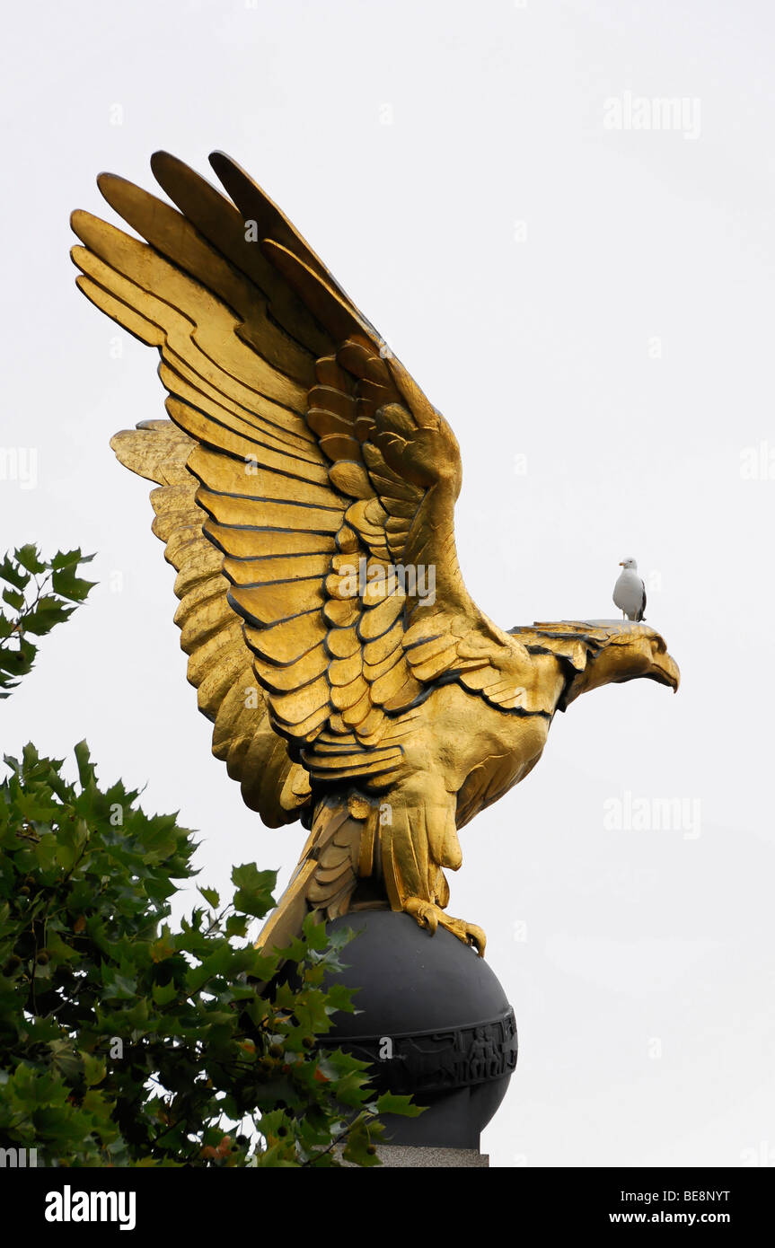 Sculpture of eagle with spread wings hi-res stock photography and ...