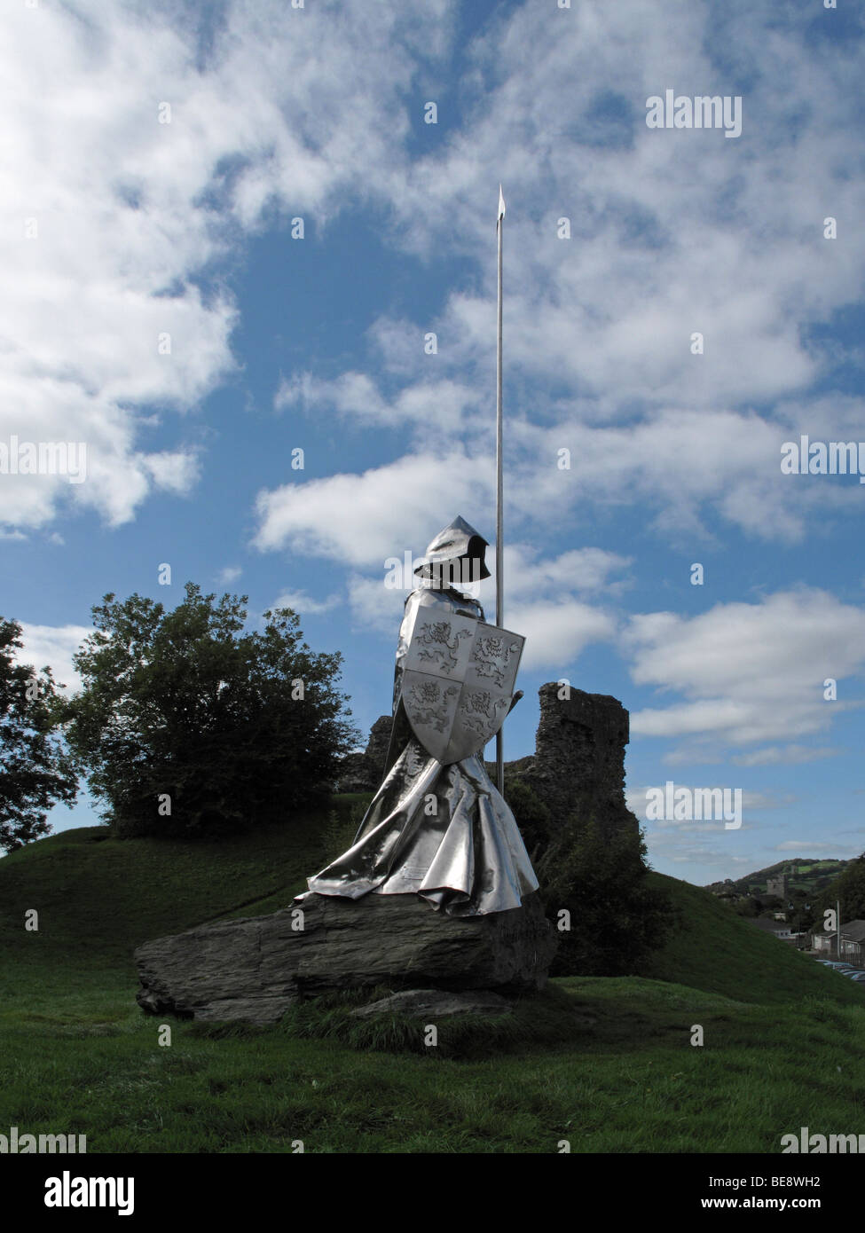 Statute Llandovery Castle of LLewelyn ap Gruffydd Stock Photo - Alamy