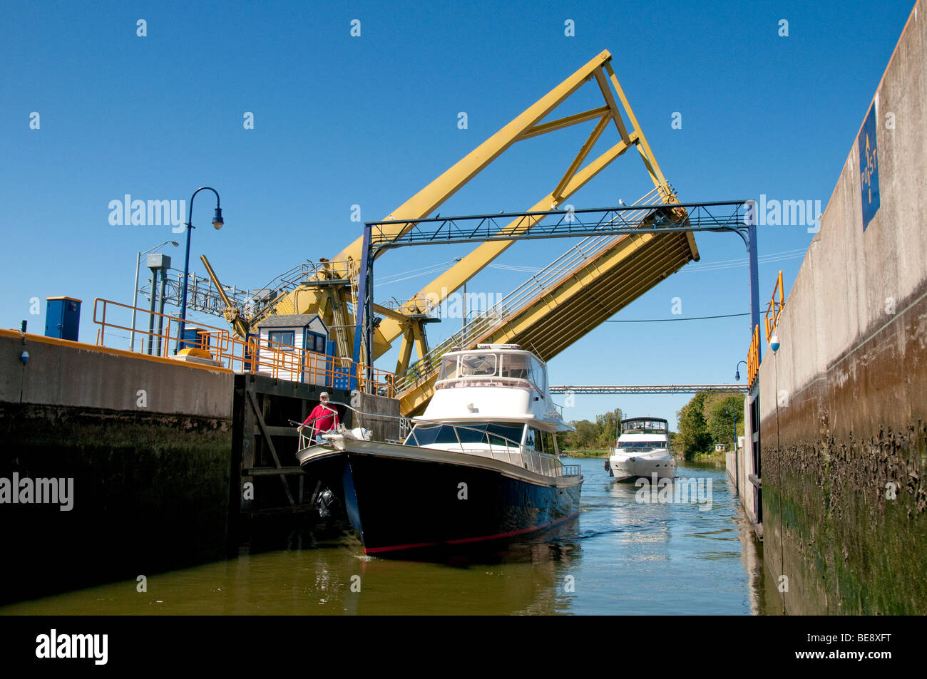 Empty canal lock hi-res stock photography and images - Alamy