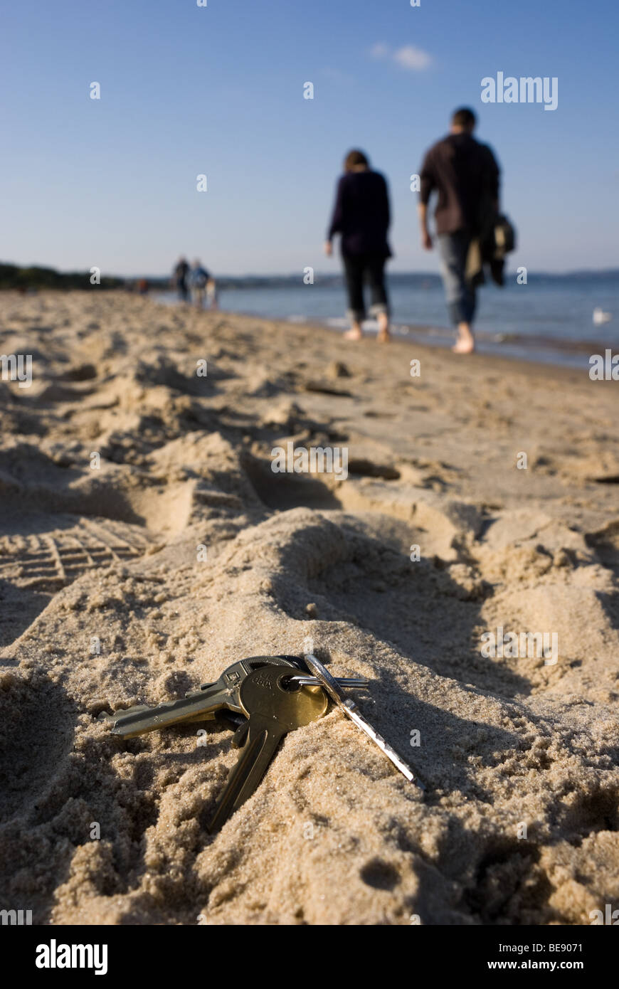Bunch of keys lying on the sand (beach Stock Photo - Alamy