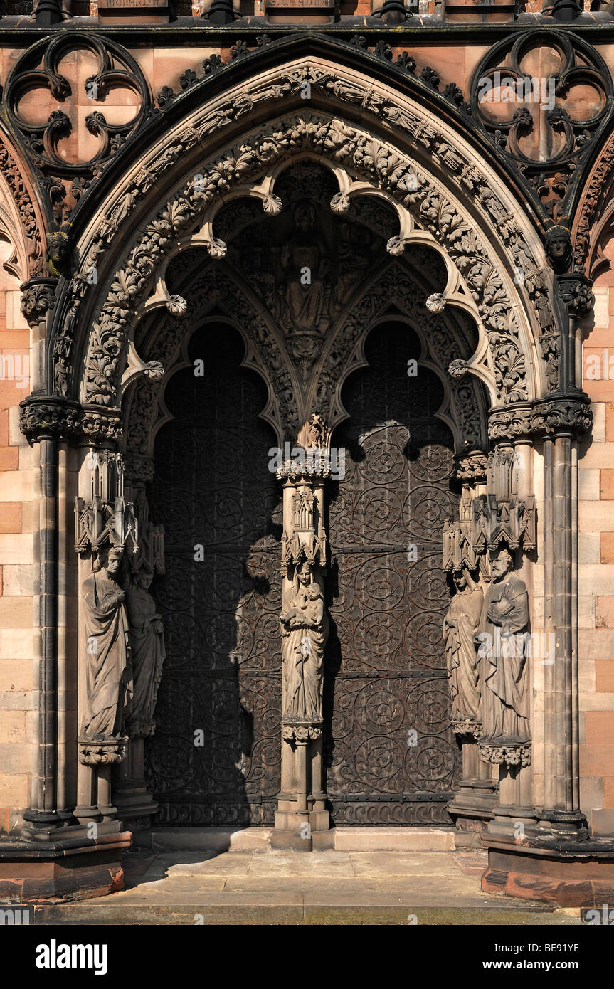 Gothic pointed gate hi-res stock photography and images - Alamy