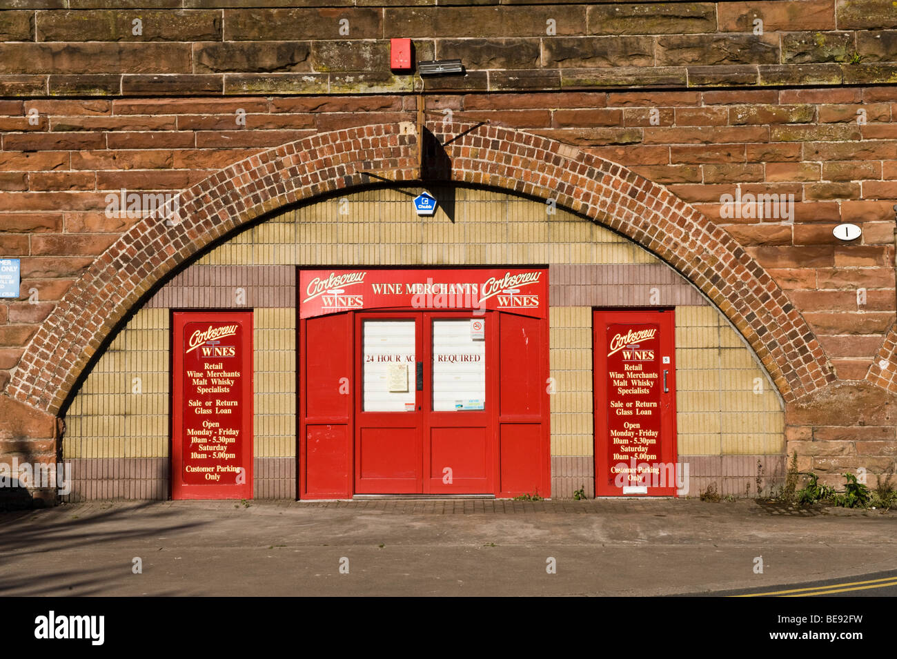 Shops in railway arches hi-res stock photography and images - Alamy