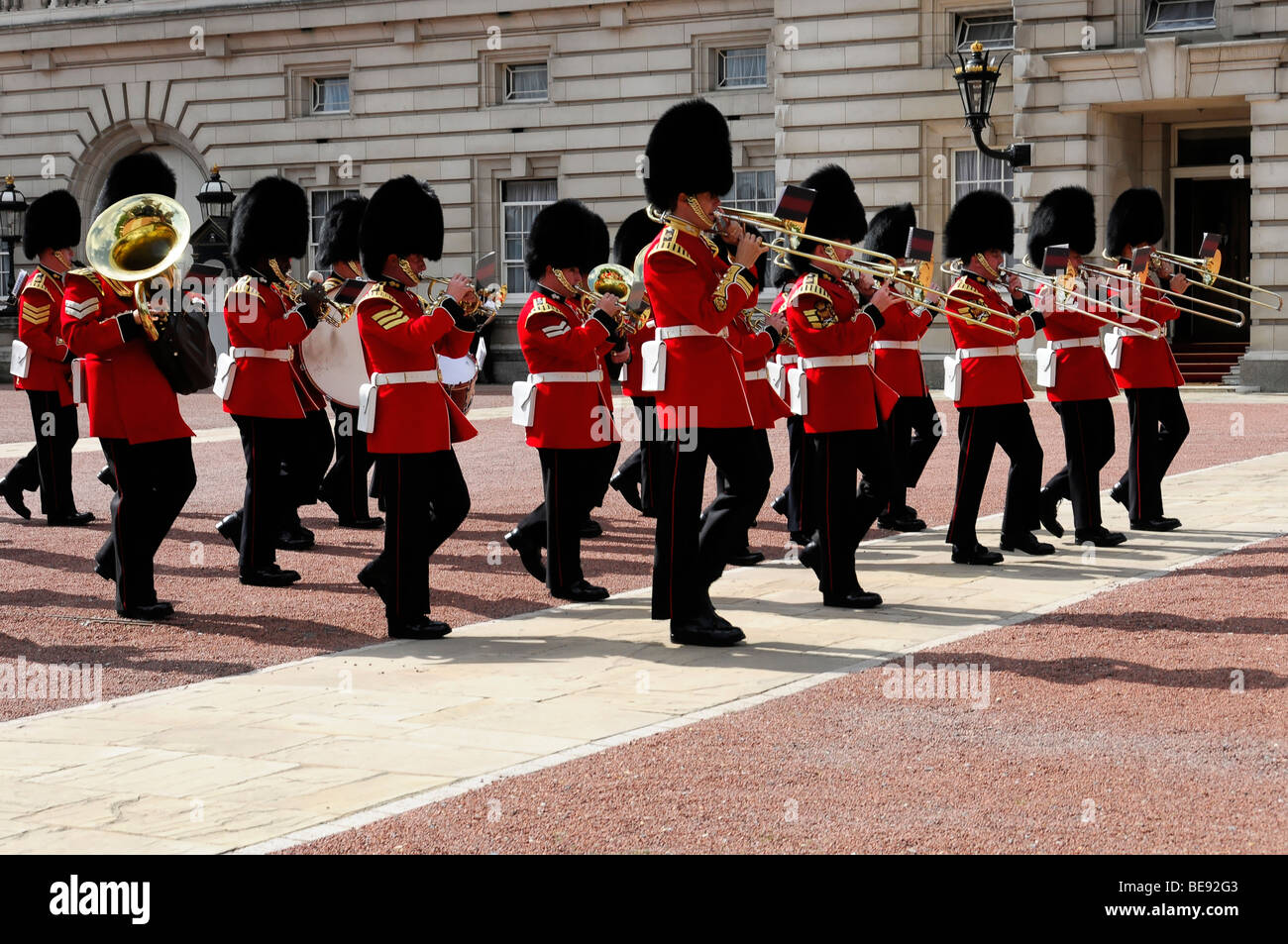 Royal Guard at the changing of the guard, Buckingham Palace, London ...