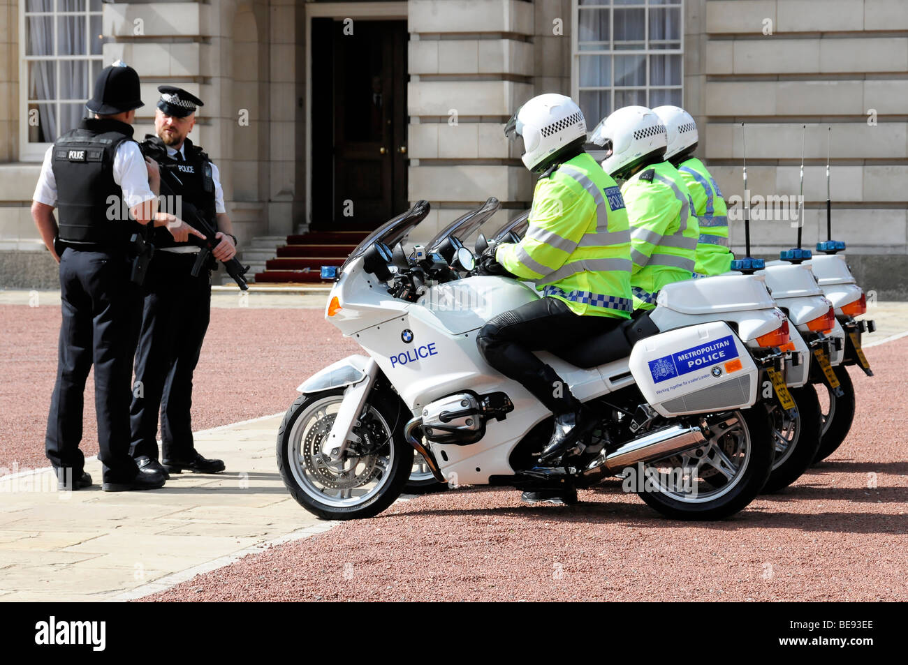 Metropolitan policeman policewoman hi-res stock photography and images ...