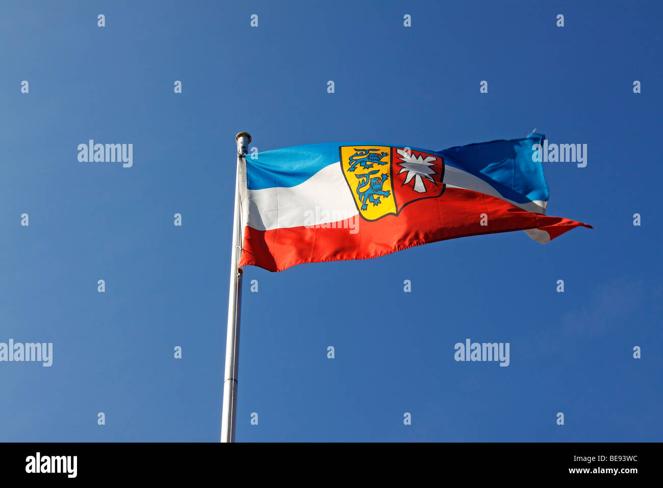 Flagge am fahnenmast hi-res stock photography and images - Alamy