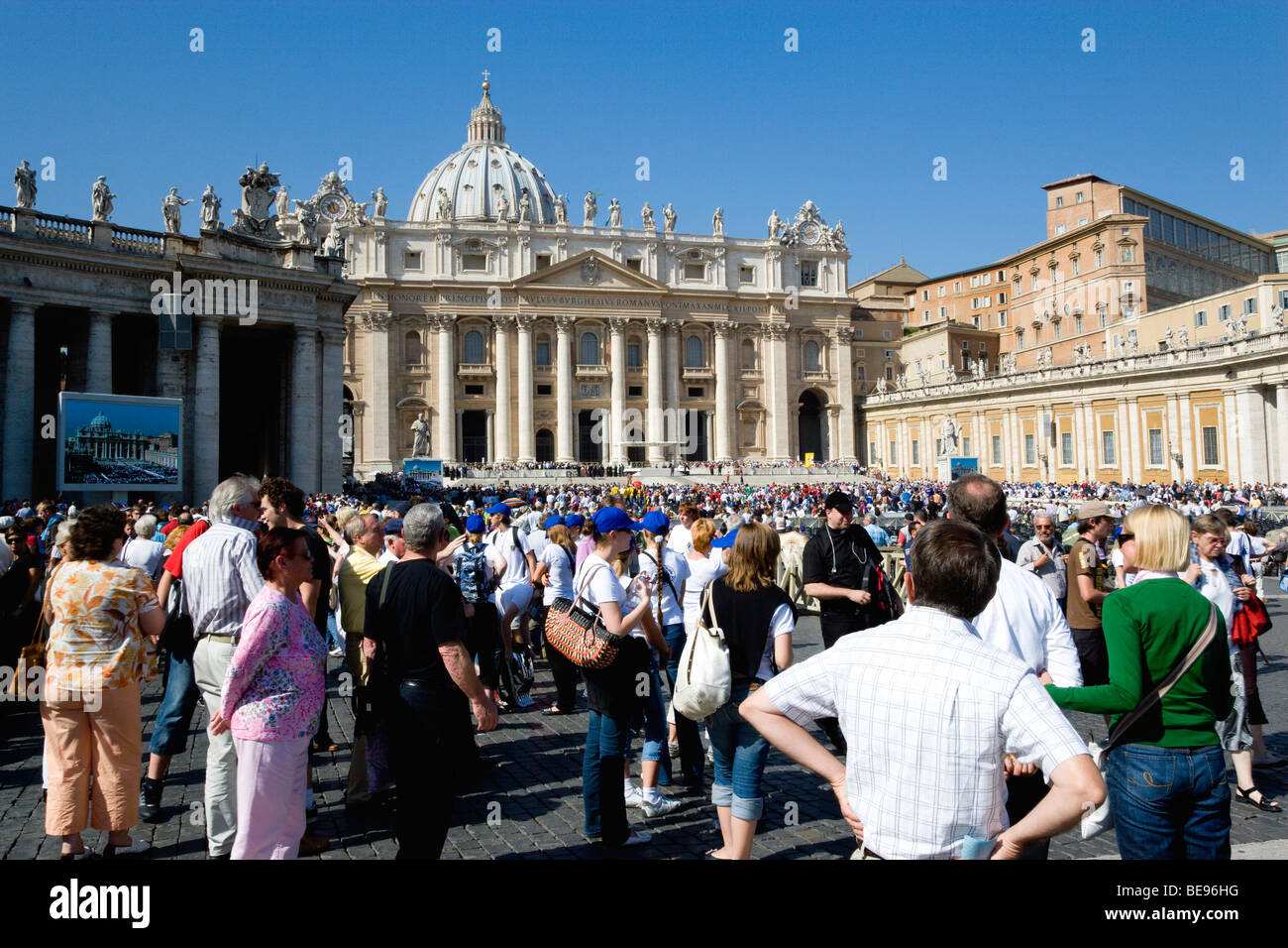 ITALY Lazio Rome Vatican City Pilgrims in St Peter's Square for the ...