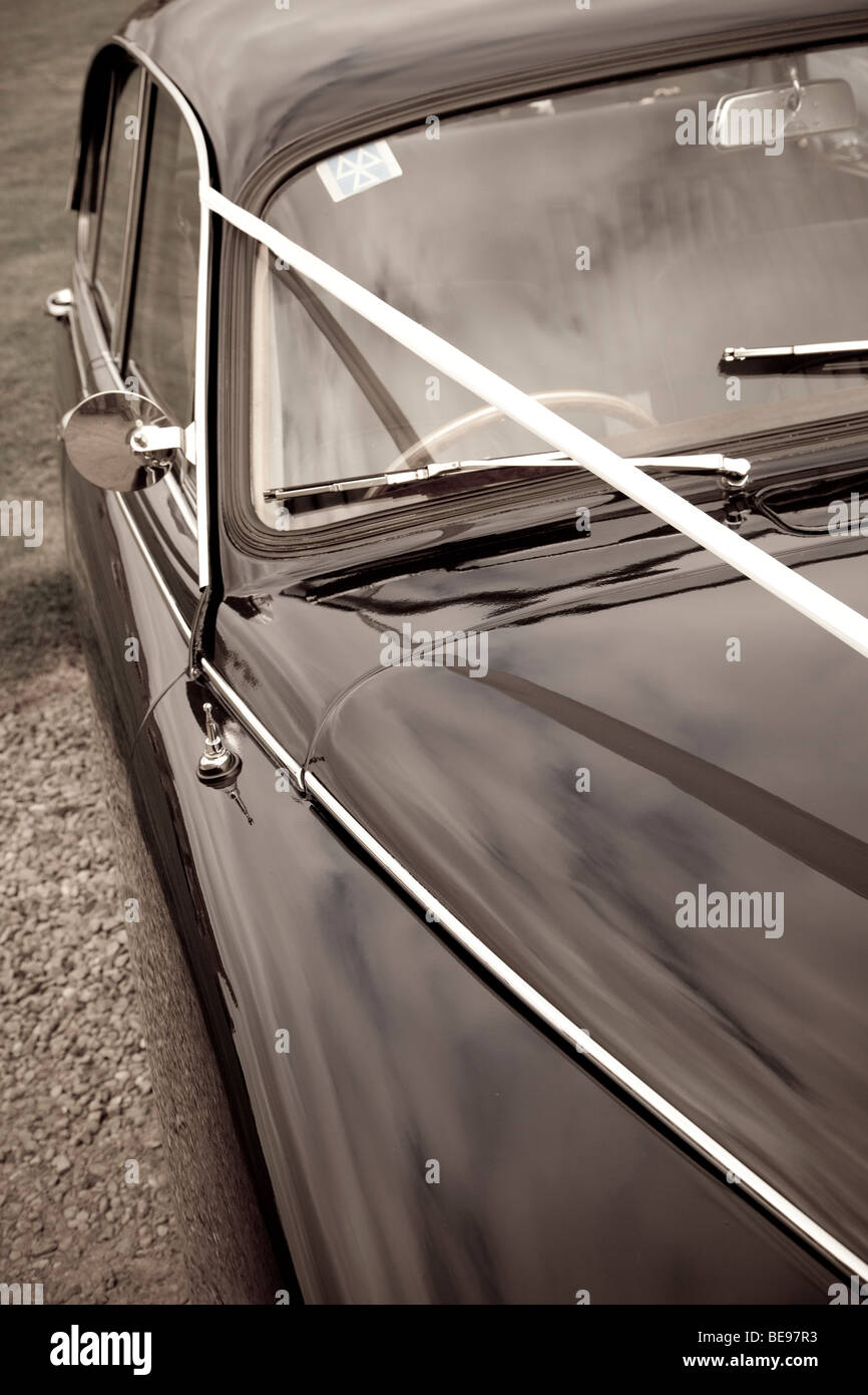 Traditional wedding car with ribbon Stock Photo - Alamy