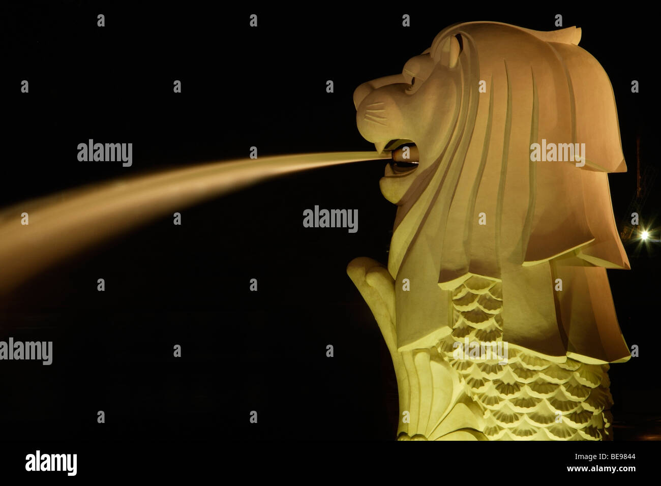 Night shot of Singapore Merlion Stock Photo - Alamy