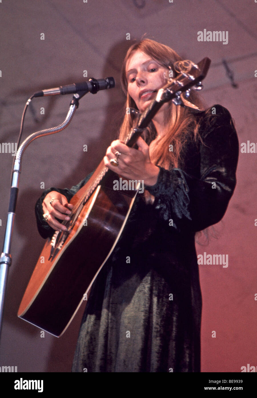 Singer joni mitchell hi-res stock photography and images - Alamy