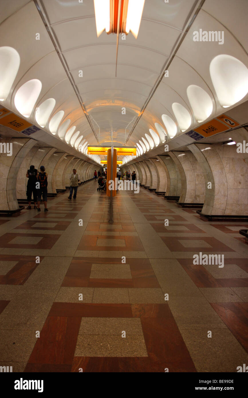 Angel tube station hi-res stock photography and images - Alamy