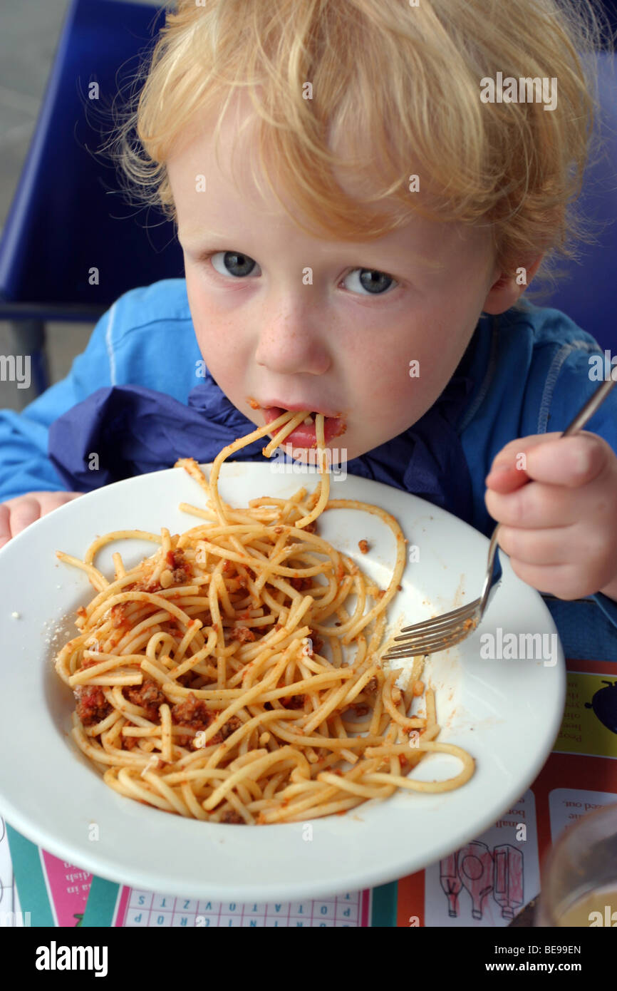 Italy spaghetti restaurant child hi-res stock photography and images ...
