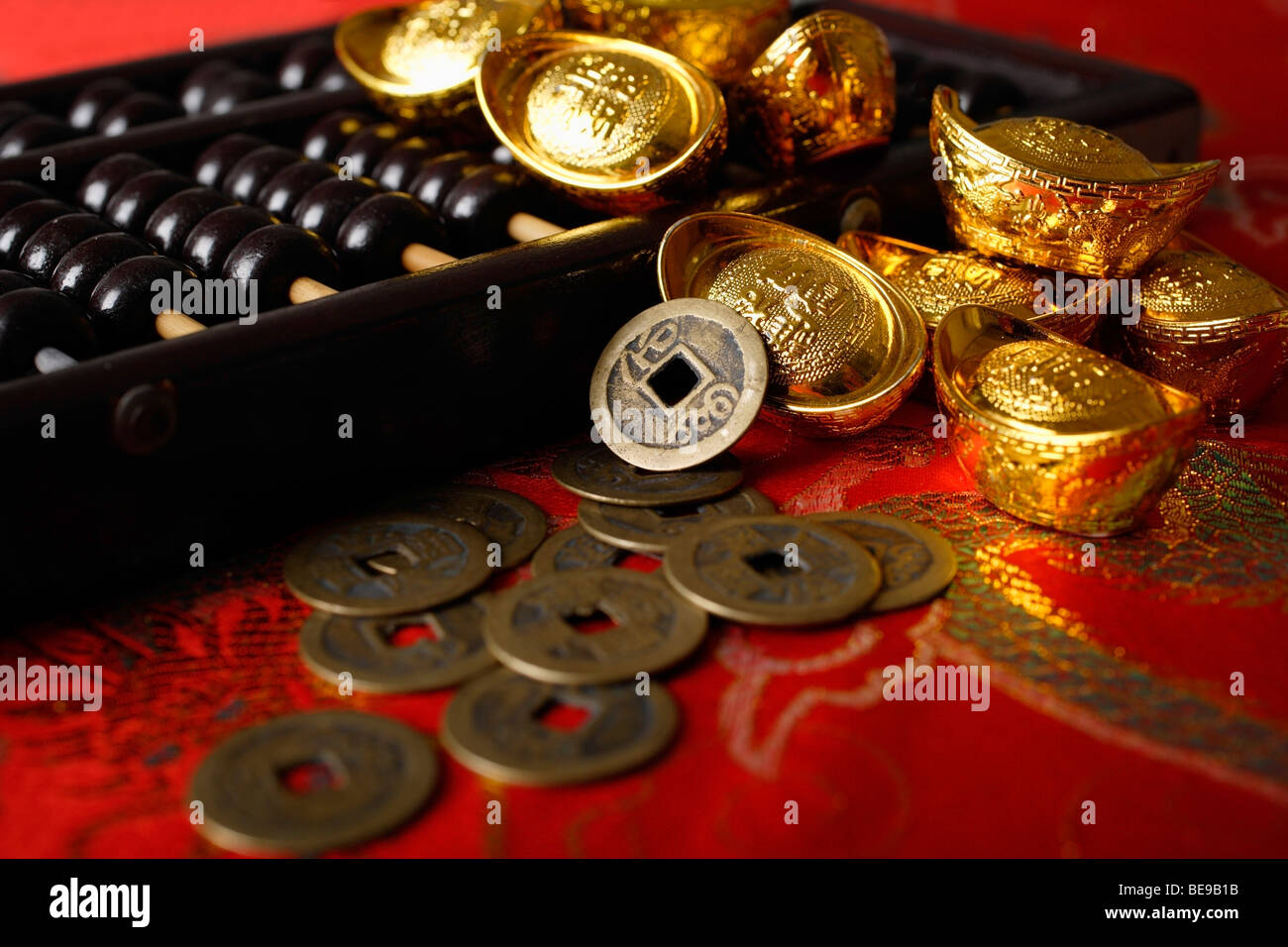 Still life of old Chinese money and abacus Stock Photo - Alamy
