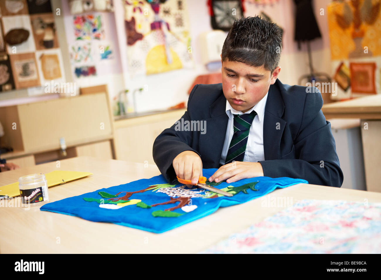 Textiles class school hi-res stock photography and images - Alamy
