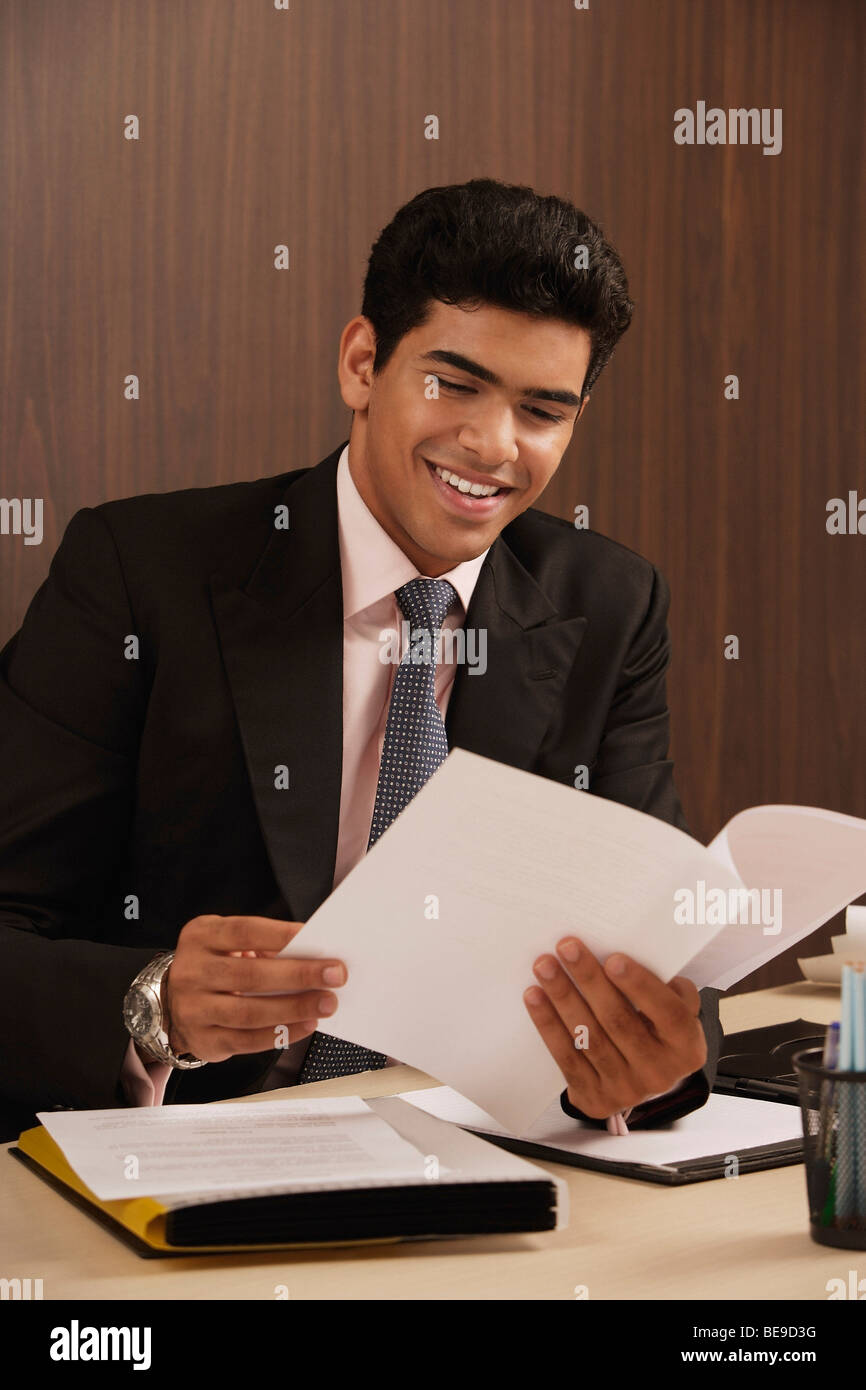 Men reading paper hi-res stock photography and images - Alamy