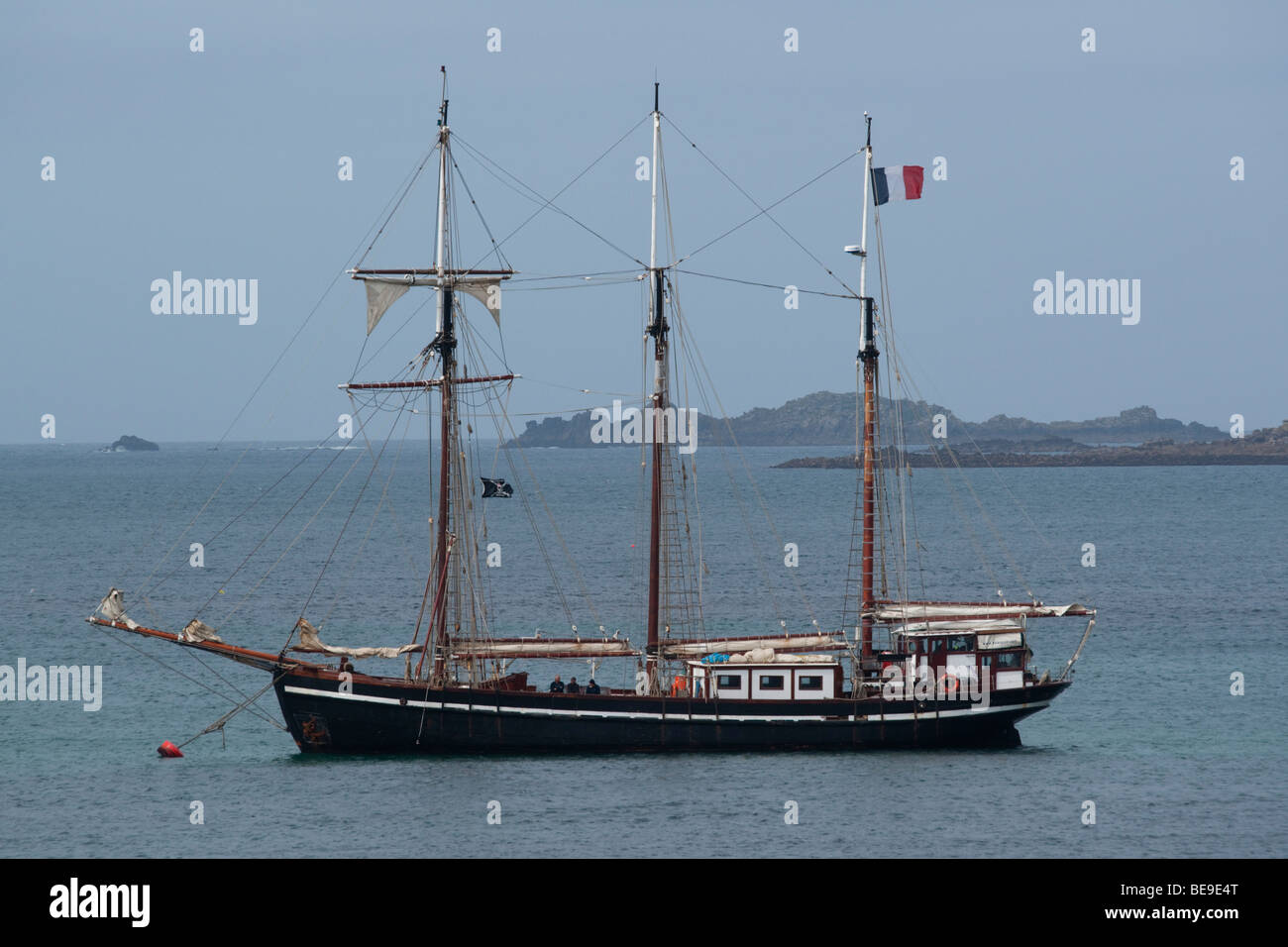 Three masted sailing ship hi-res stock photography and images - Alamy