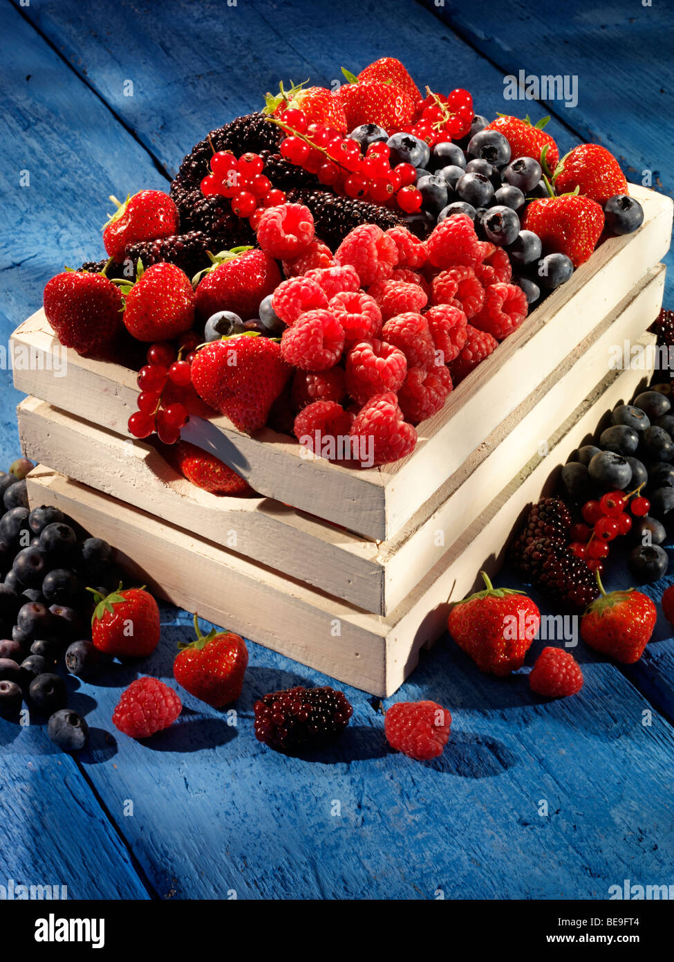 BOX OF SUMMER FRUIT Stock Photo - Alamy