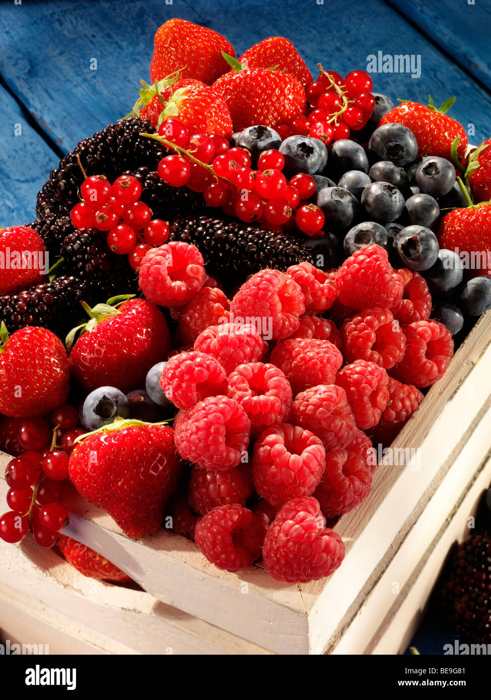 BOX OF SUMMER FRUIT Stock Photo - Alamy